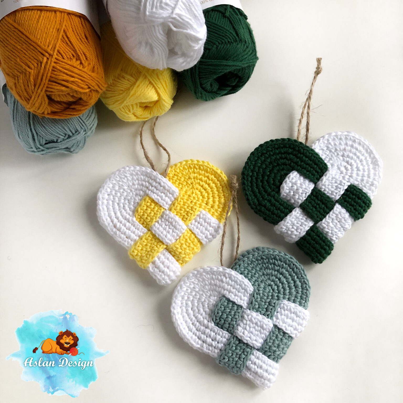 Hæklede flettede julehjerter ⋆ Aslan Design